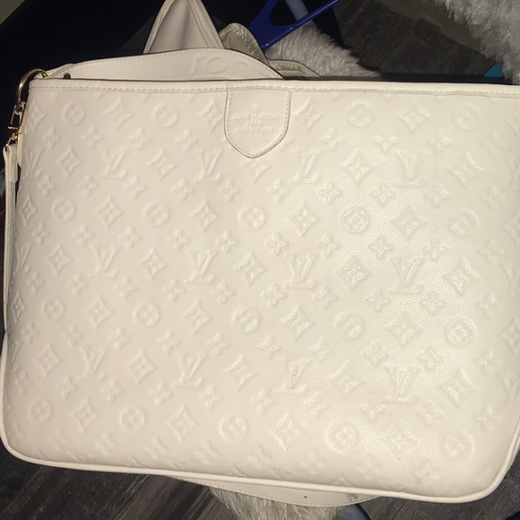 Louis Vuitton | Bags | Louis Vuitton Cream Monogram Messenger Bag ...